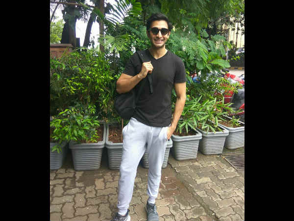 Vinod Mehra son Rohan mehra spotted outside gym - Hindi Filmibeat