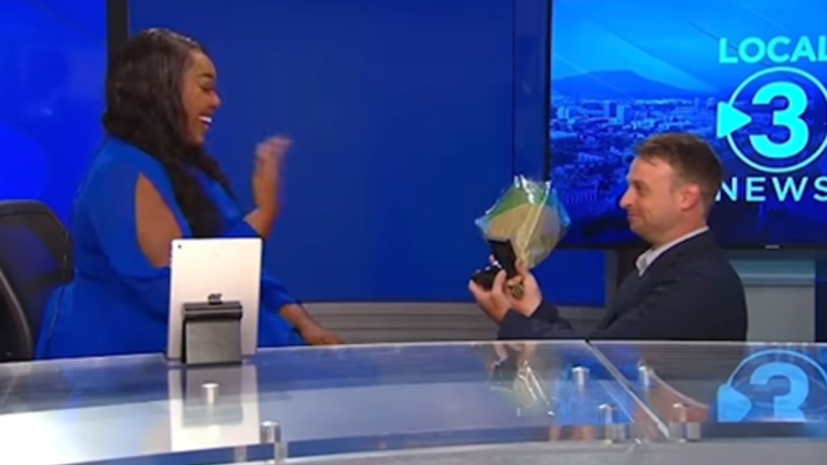 US Reporter Proposes To News Anchor Girlfriend On Live Television Video ...