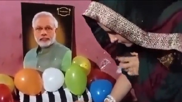 सीमा हैदर ने पीएम मोदी की तस्वीर रखकर किया ऐसा काम Seema Haider from ...