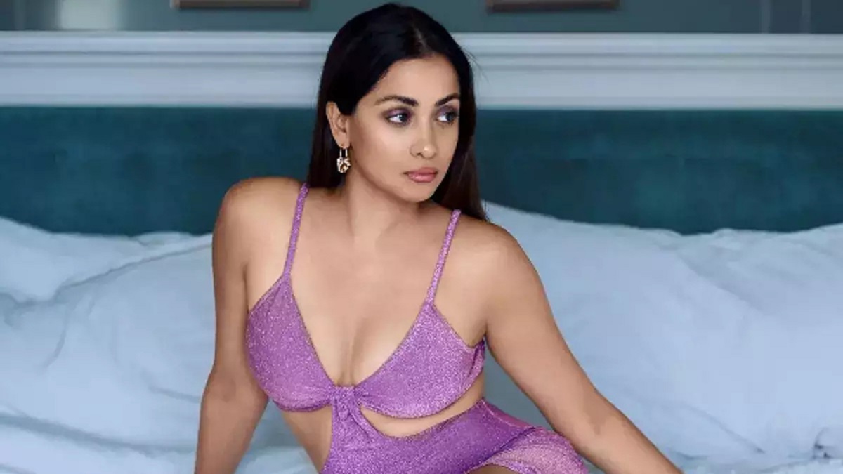 TV actress Madhura Nayak had lip kissed Asma Badar on national TV - Hindi Filmibeat