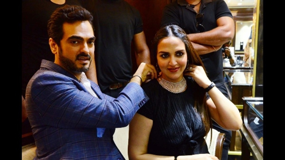 Esha deol ex husband bharat takhtani net worth and know about his business - Hindi Filmibeat