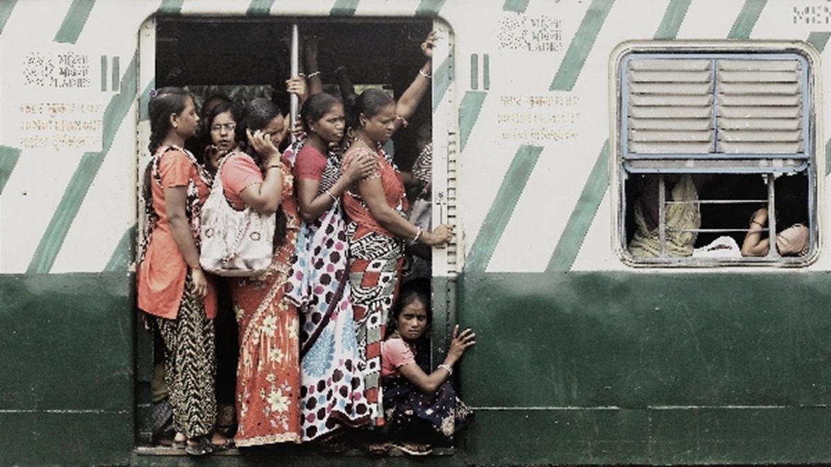 ladies open beauty parlour in local train threading waxing in Bengal ...