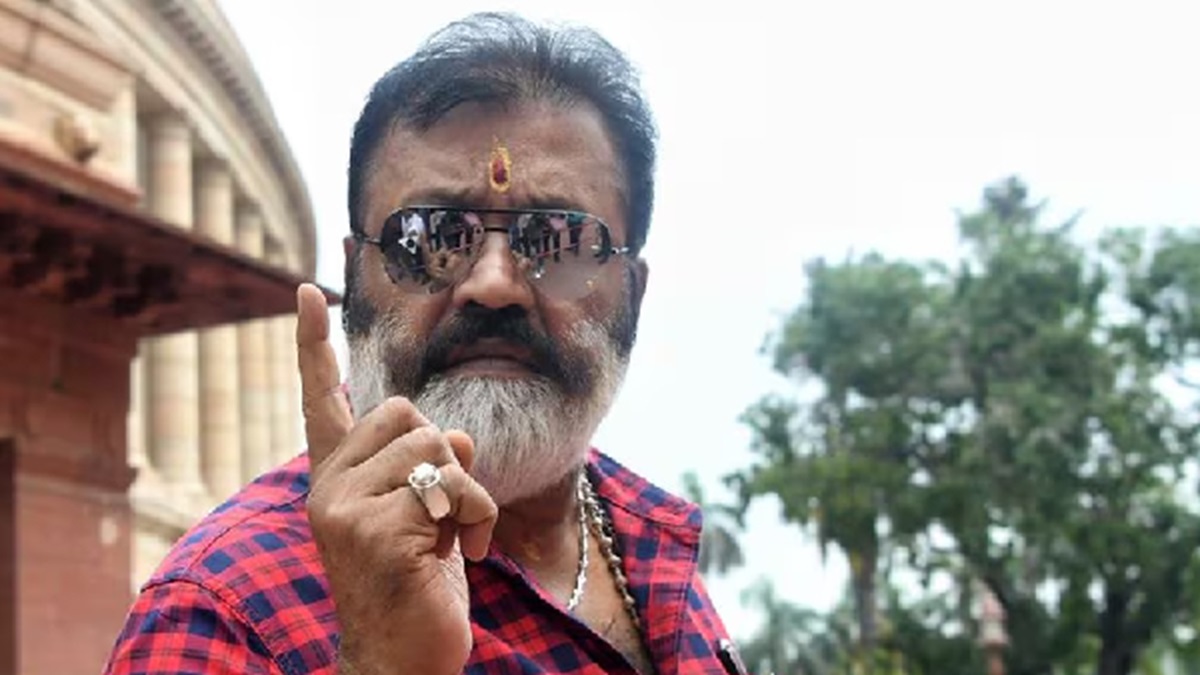 BJP Minister and actor Suresh Gopi lashes out pushes reporters when ...