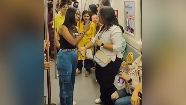 Delhi Metro Viral Video- two girls fight in running train, DMRC should ...