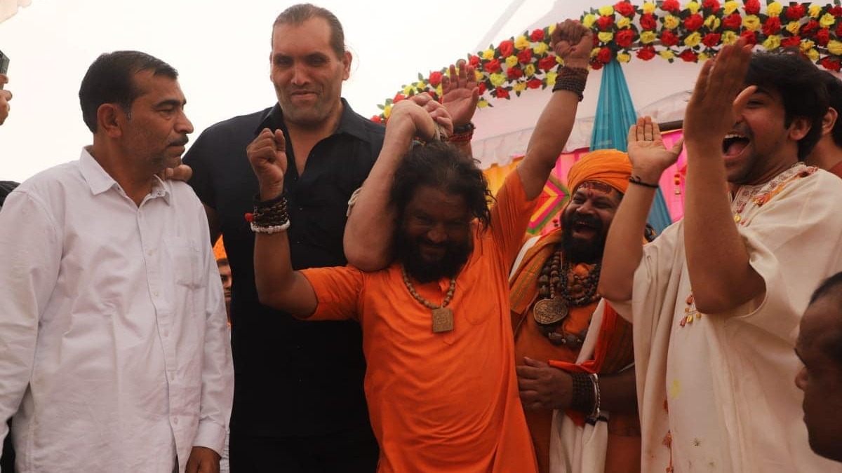 Khali caught the monk's braid and lifted it up, Bageshwar Baba kept watching, Video Viral ...