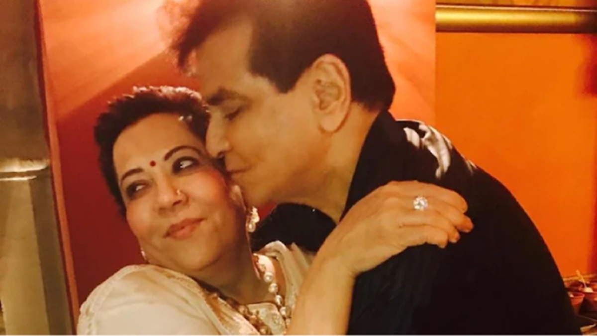 Jitendra celebrates 50th wedding anniversary with wife Shobha Kapoor ...