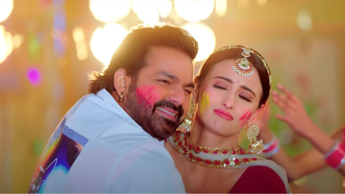 Holi 2025: Pawan Singh romantic holi dance with dimple singh, applied color in romantic style ...
