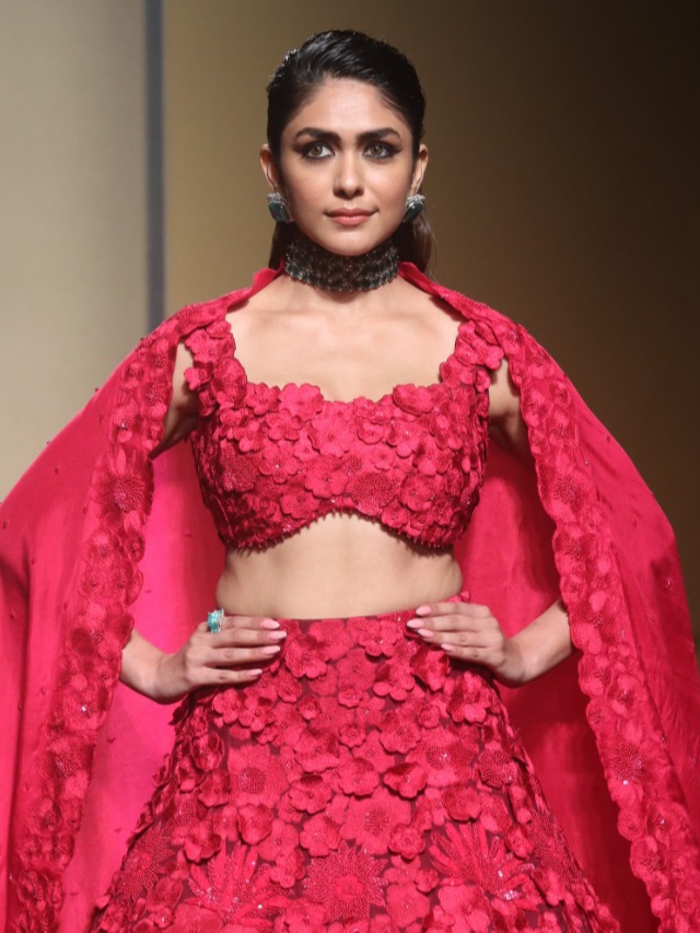 Mrunal Thakur Ramp Walk At Lakme Fashion Week 2022