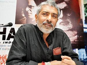 Prakash Jha agrees to delete controversial scenes in Aarakshan - Filmibeat