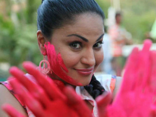 Actress Veena Malik | Pakistani Convert to Hinduism | Holi Pictures | Nagna Satyam - Filmibeat