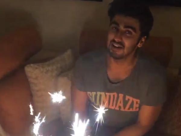 Arjun Kapoor Sonam Kapoor | Sonam Cut Cake For Arjun | Sonam Kapoor ...