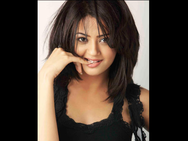 Surveen Chawla performs special number in 'Welcome Back' - Filmibeat