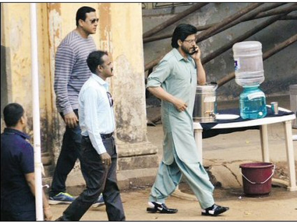 See The Leaked Pictures Of Shahrukh Khan From The Sets Of Raees - Filmibeat