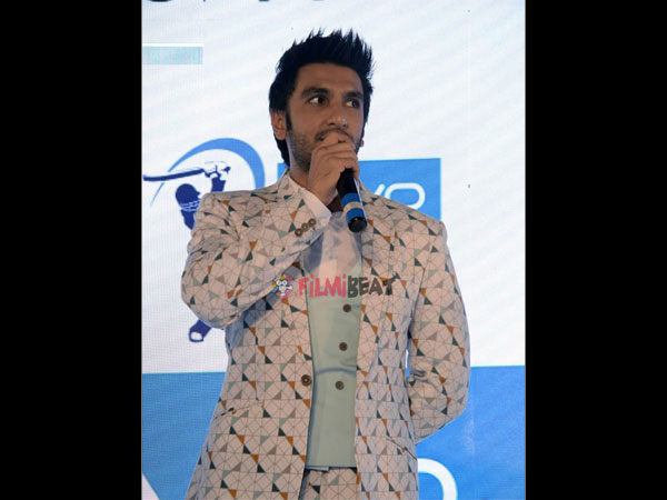 How Many Selfies Ranveer Singh Takes In A Day! - Filmibeat