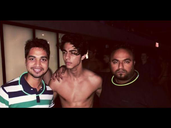 Aryan Khan Flaunts His Abs, Aryan Khan Pool Pictures, Aryan Khan Party ...