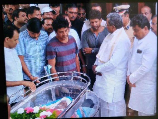 Parvathamma Rajkumar's Body Begins Its Final Travel, To Be Buried With ...