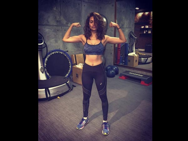 Esha Gupta Flaunts Her Midriff & Silky Smooth Legs. - Filmibeat