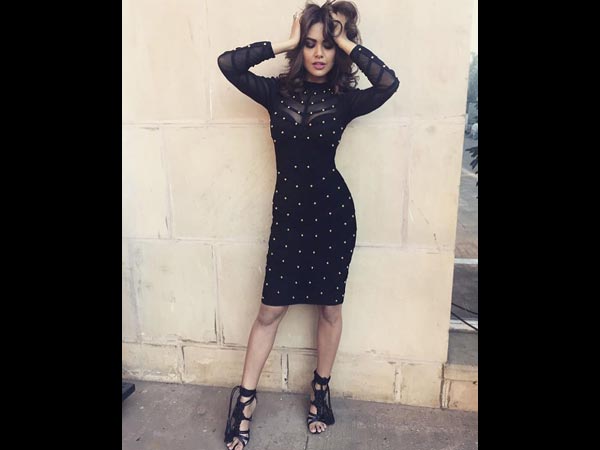 Esha Gupta Flaunts Her Midriff & Silky Smooth Legs. - Filmibeat