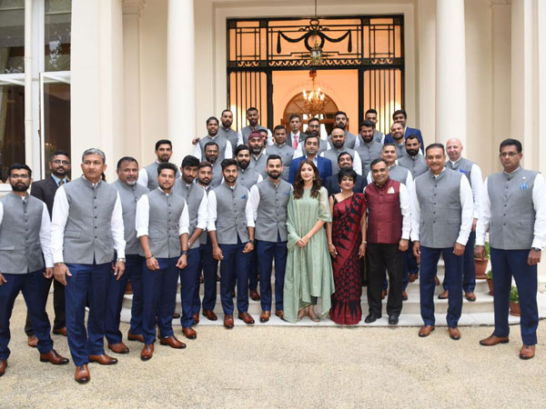 Anushka Sharma Trolled For Being A Part Of The Team India Group Picture ...