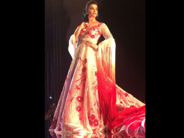 Aishwarya Rai Bachchan Walks The Ramp For Manish Malhotra In Doha ...