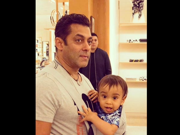 Salim Khan Gives Baby Ahil A Piggyback Ride & Is Assisted By Salman ...