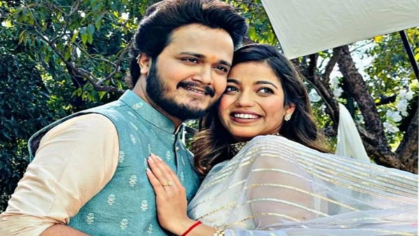 Singer Rohit Shyam Raut Gets Engaged To Girlfriend Juilee Joglekar; See ...