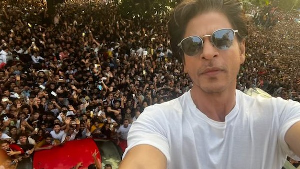 SRK's Birthday Celebrations With Fans: Superstar Cuts Cake; Dances To ...