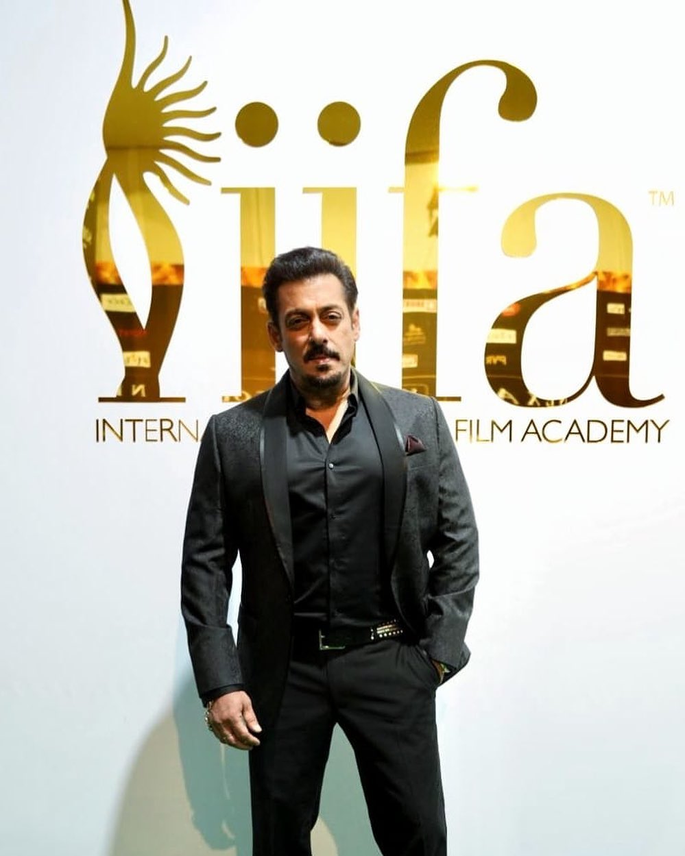 IIFA Rocks 2023 Kriti Sanon Salman Khan Vicky Kaushal Esha Gupta ...