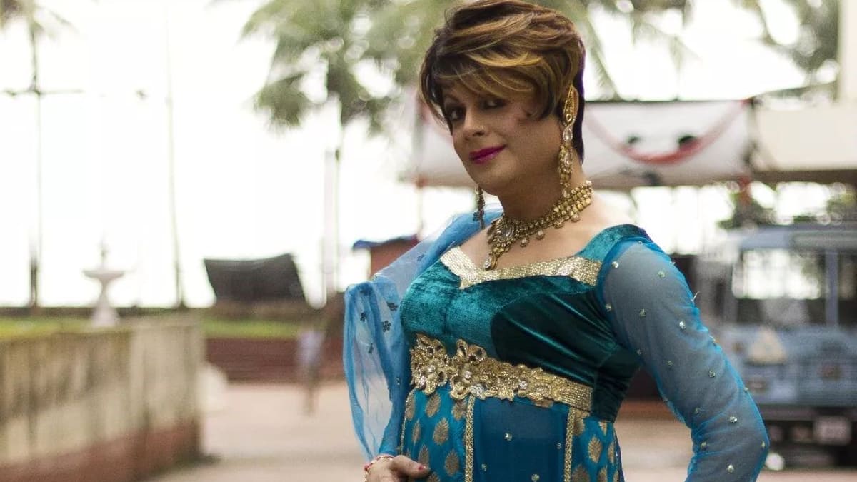Ex-Bigg Boss Fame Bobby Darling Abuses, Hits Male Passenger Inside ...