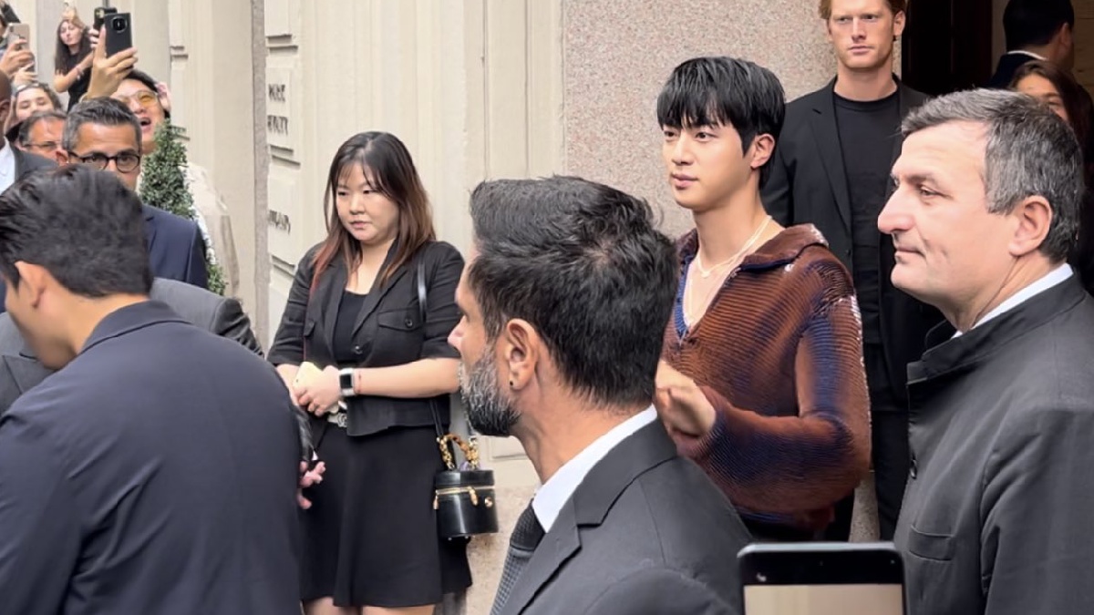 BTS Jin Makes Debut In Milan Fashion Week | BTS Jin Poses With Dakota ...