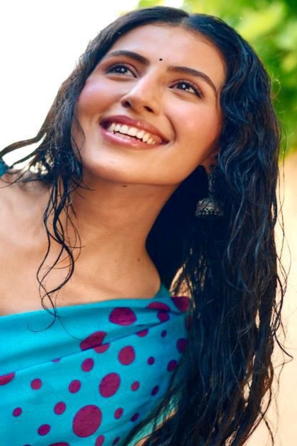 Ikkis Cast: Who Is Simar Bhatia? All About Akshay Kumar Niece Who Is Debuting In Agastya Nanda ...