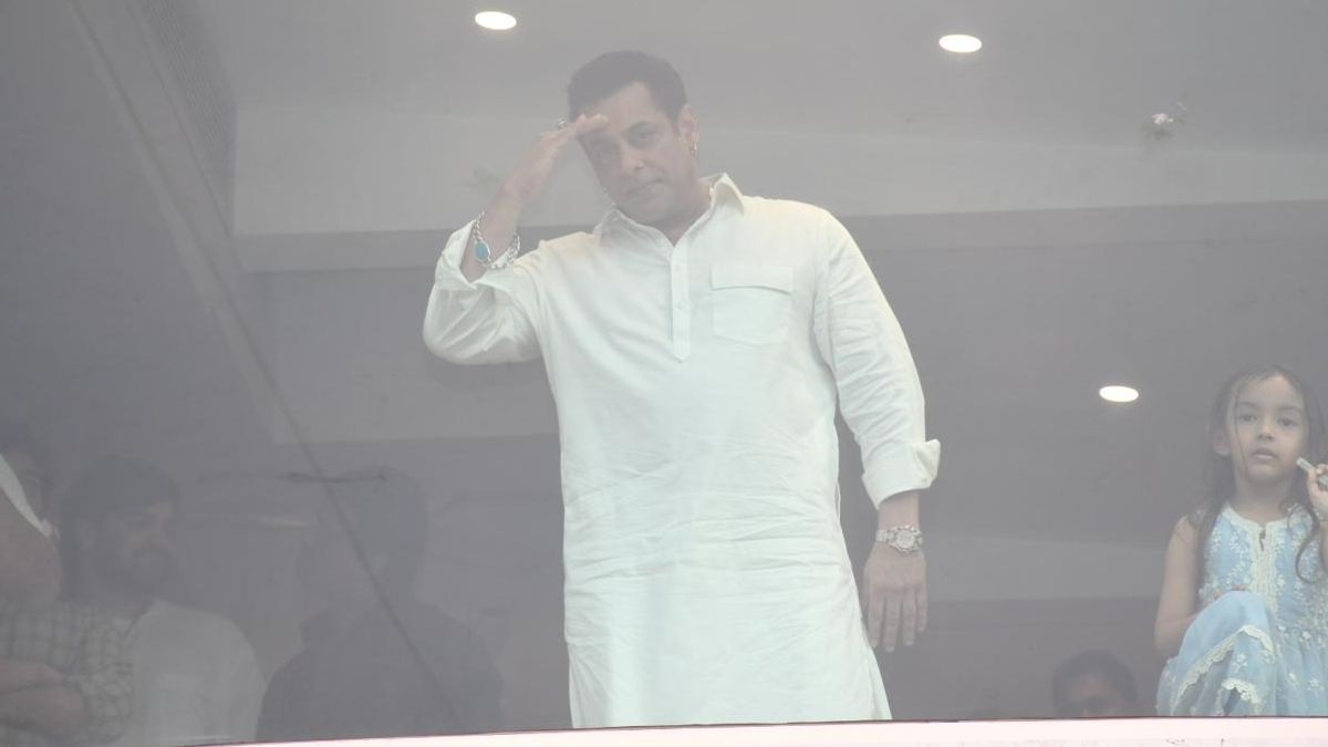 Eid 2025: Salman Khan Greet Fans With Niece Ayat From Behind Bullet ...