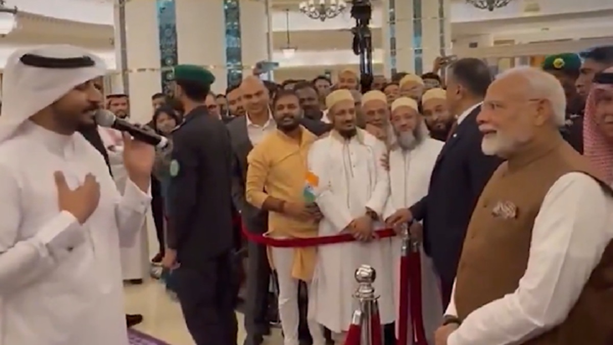 PM Narendra Modi Welcomed With Patriotic Song 'Ae Watan' By Arabian ...