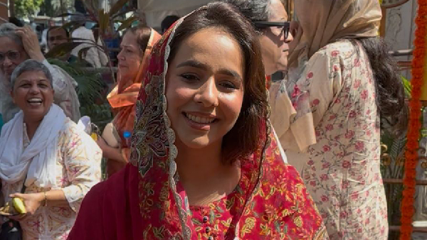 Punjabi Pop Icon Sunanda Sharma Spotted Celebrating Gurunanak Jayanti ...