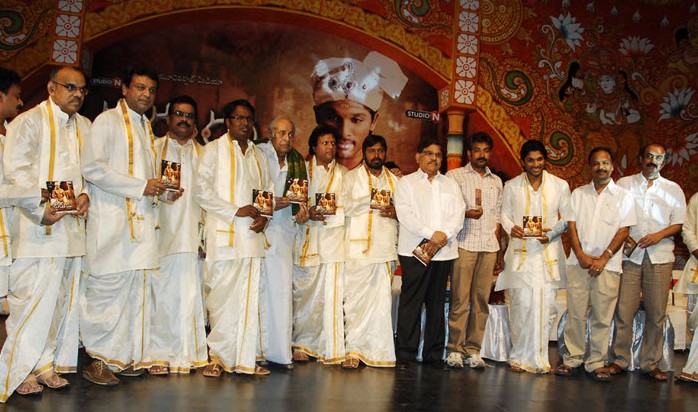 Varudu Movie Poster & Photos | Varudu Movie Location Pics | Varudu ...