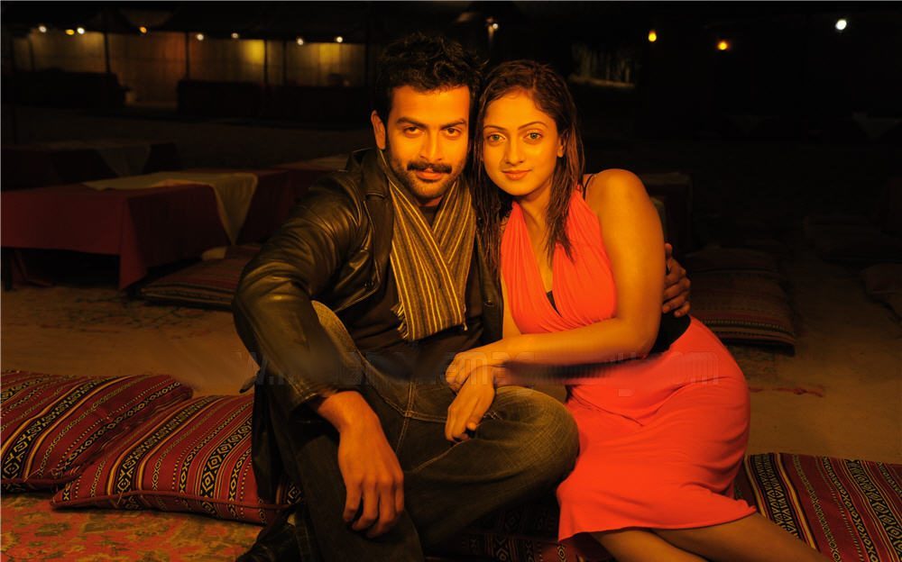 Thanthonni Movie Poster & Photos | Thanthonni Movie Location Pics ...