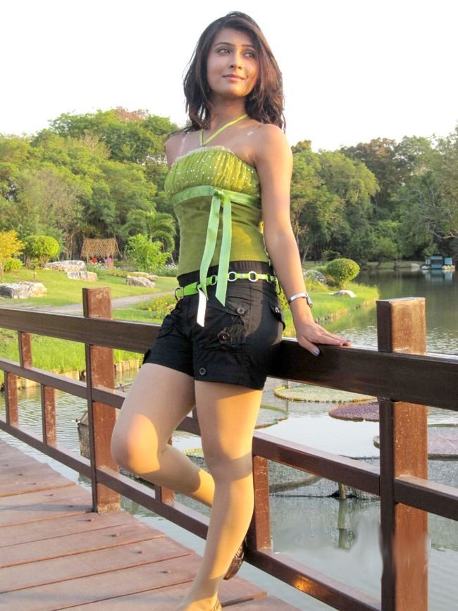 Gaana Bajaana Movie Poster & Photos | Gaana Bajaana Movie Location Pics ...