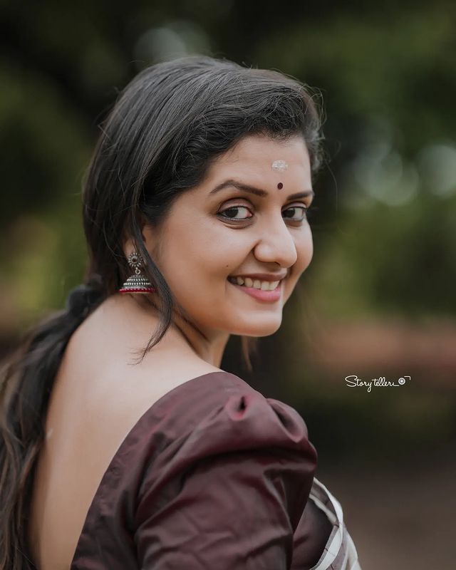 Sarayu - Photos, Videos, Birthday, Latest News, Height In Feet - FilmiBeat