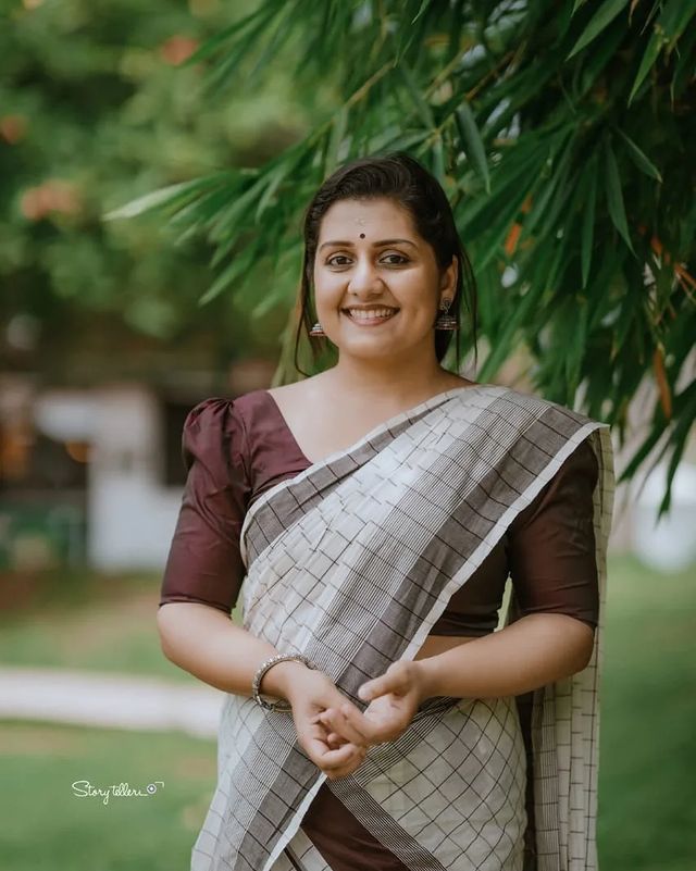 Sarayu - Photos, Videos, Birthday, Latest News, Height In Feet - FilmiBeat