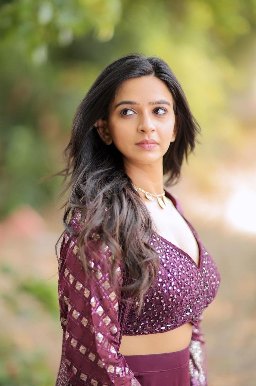 Divya Ganesh - Photos, Videos, Birthday, Latest News, Height In Feet ...