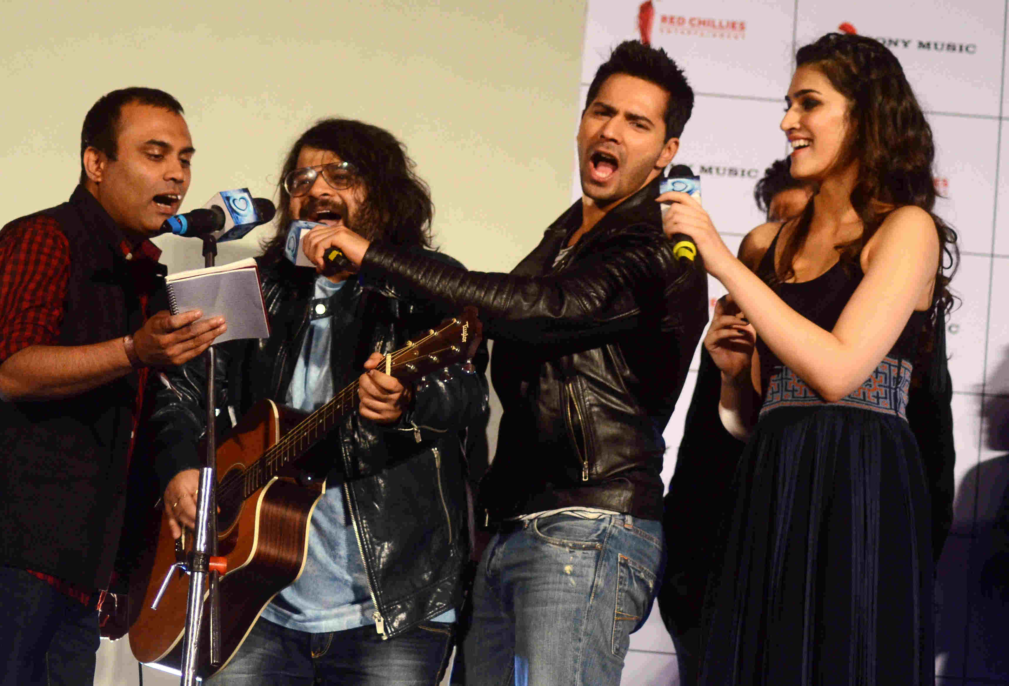 Dilwale Movie Poster & Photos | Dilwale Movie Location Pics | Dilwale ...