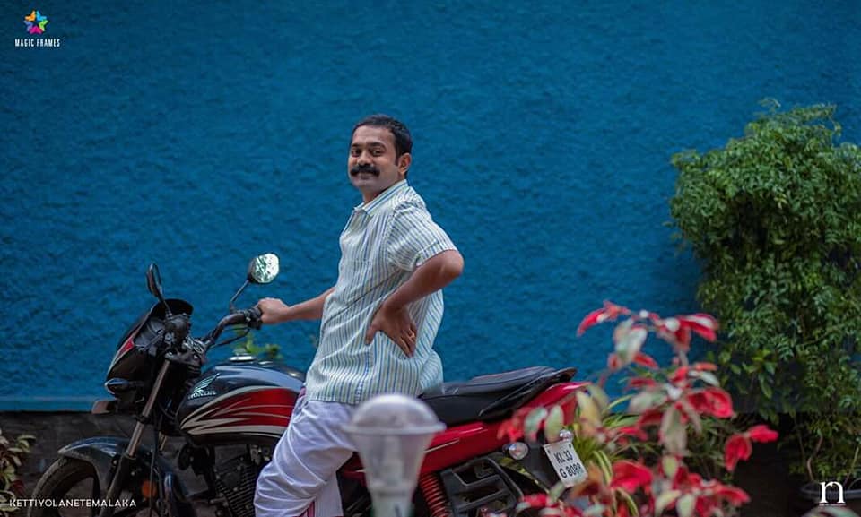 Kettiyolaanu Ente Malakha Movie Poster & Photos | Kettiyolaanu Ente ...