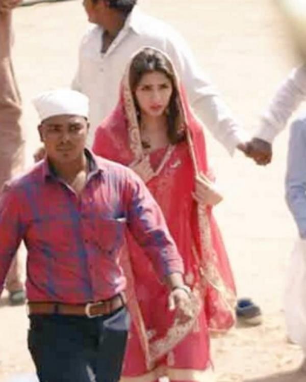 Raees Movie Poster & Photos | Raees Movie Location Pics | Raees ...