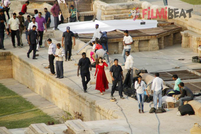 Raees Movie Poster & Photos | Raees Movie Location Pics | Raees ...
