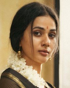 Shreya Rugmini Biography | Shreya Rugmini Boyfriend, Husband, Family ...