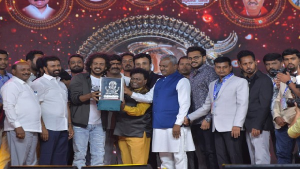 ಉಪೇಂದ್ರ ಡೈಲಾಗ್‌ಗಳಿಗೆ ಜನ ಫಿದಾ, ನಕ್ಕು-ನಲಿಸಿದ ಚಿಕ್ಕಣ್ಣ-ಸಾಧುಕೋಕಿಲ | Mysuru Yuva Dasara 2022: Upendra ...