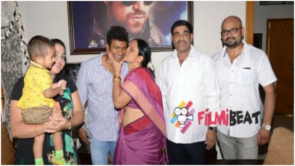 ಅಪ್ಪು ಫೋಟೊಗೆ ಯಶ್ ಅವರ ತಾಯಿ ಪುಷ್ಪಾ ಪೂಜೆ, ವೀಡಿಯೋ ವೈರಲ್ | Video of Yash's ...