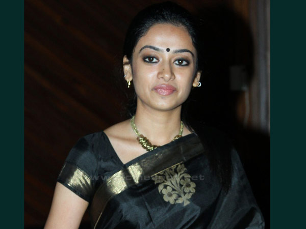 Dulquer Salmaan's mass entry in Gauthami Nair's movie pooja - Malayalam ...