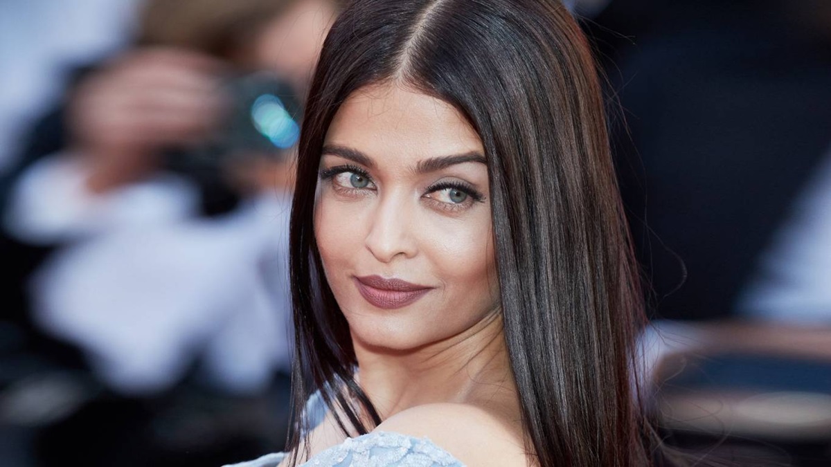 Aishwarya Rai Gets Brutally Trolled After Her Trail Ramp Walk Video ...