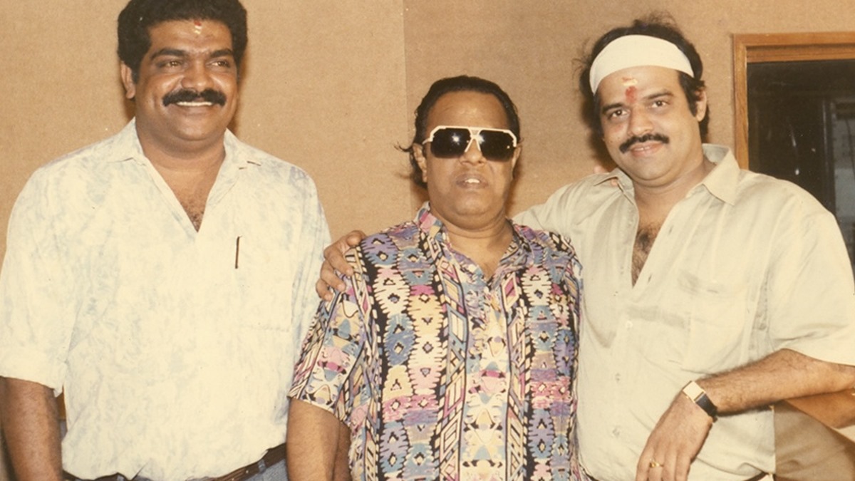 ഞാന്‍ താലികെട്ടിയ ഉടനെ തിരക്കിനിടയിലൂടെ കൈയ്യിലൊരു പൊതി തന്നു ...